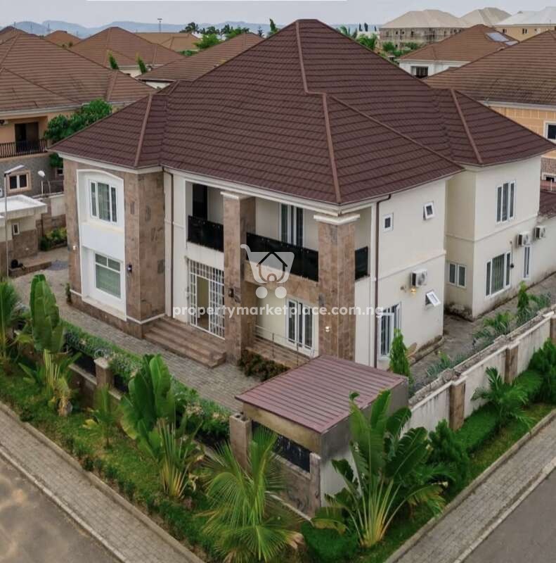 Tastefully built 6 bedroom detached duplex with 2 rooms Bq
